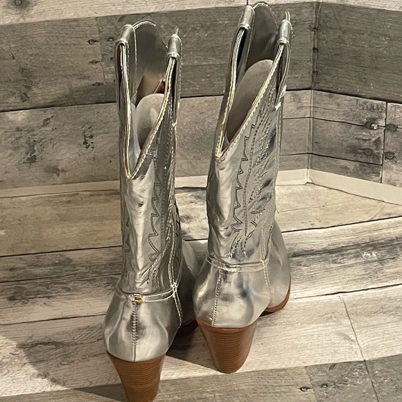 Miranda | Shoes | Miranda Lambert Vegan Leather Shiny Silver Cowboy ...